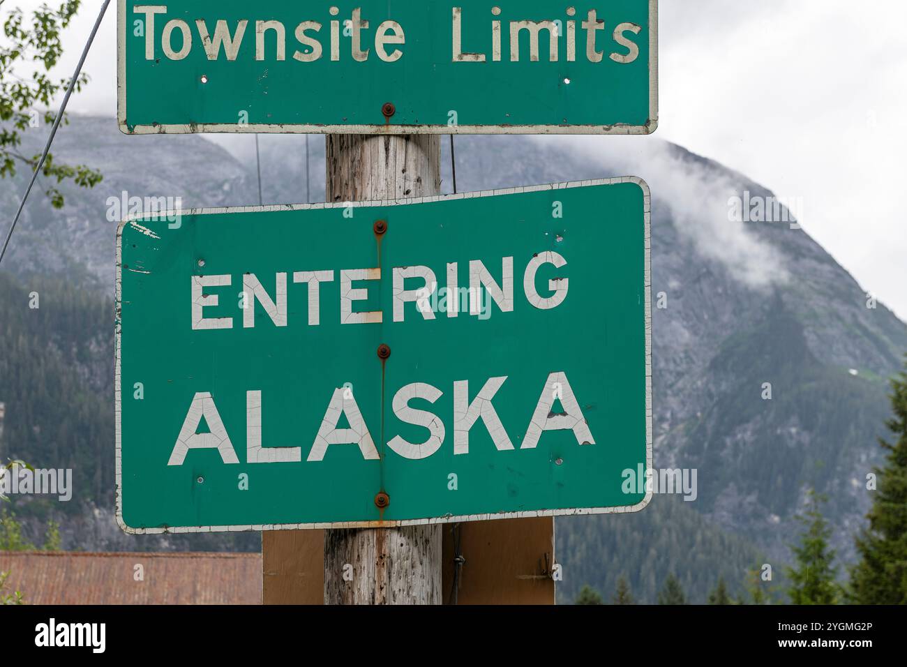 Entering town sign hi-res stock photography and images - Alamy