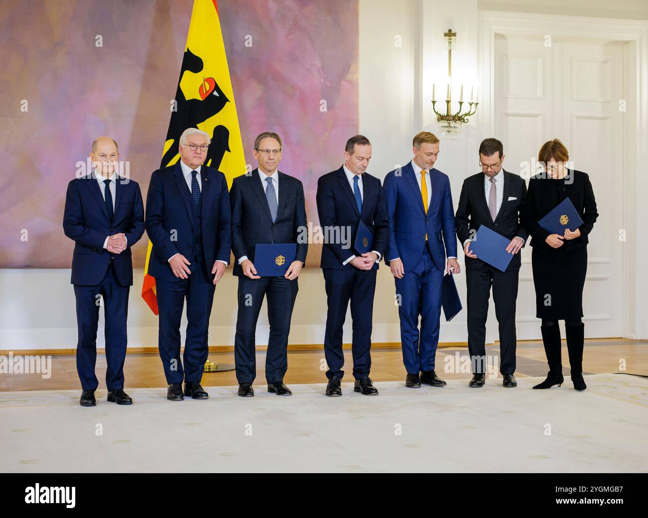 Federal Chancellor Olaf Scholz (lr, SPD), Federal President Frank ...