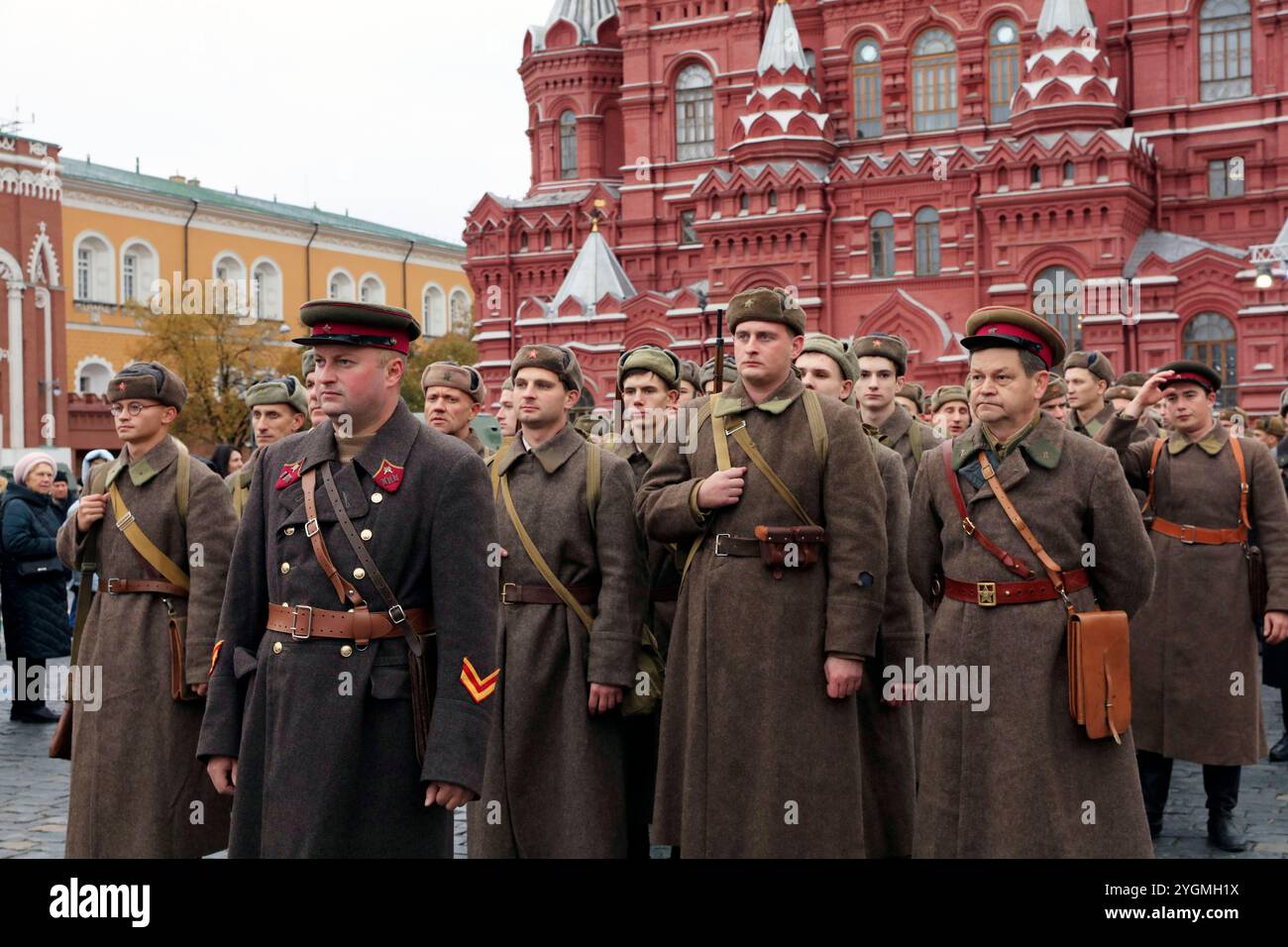 A team wearing Soviet uniforms from World War II walked through Red ...