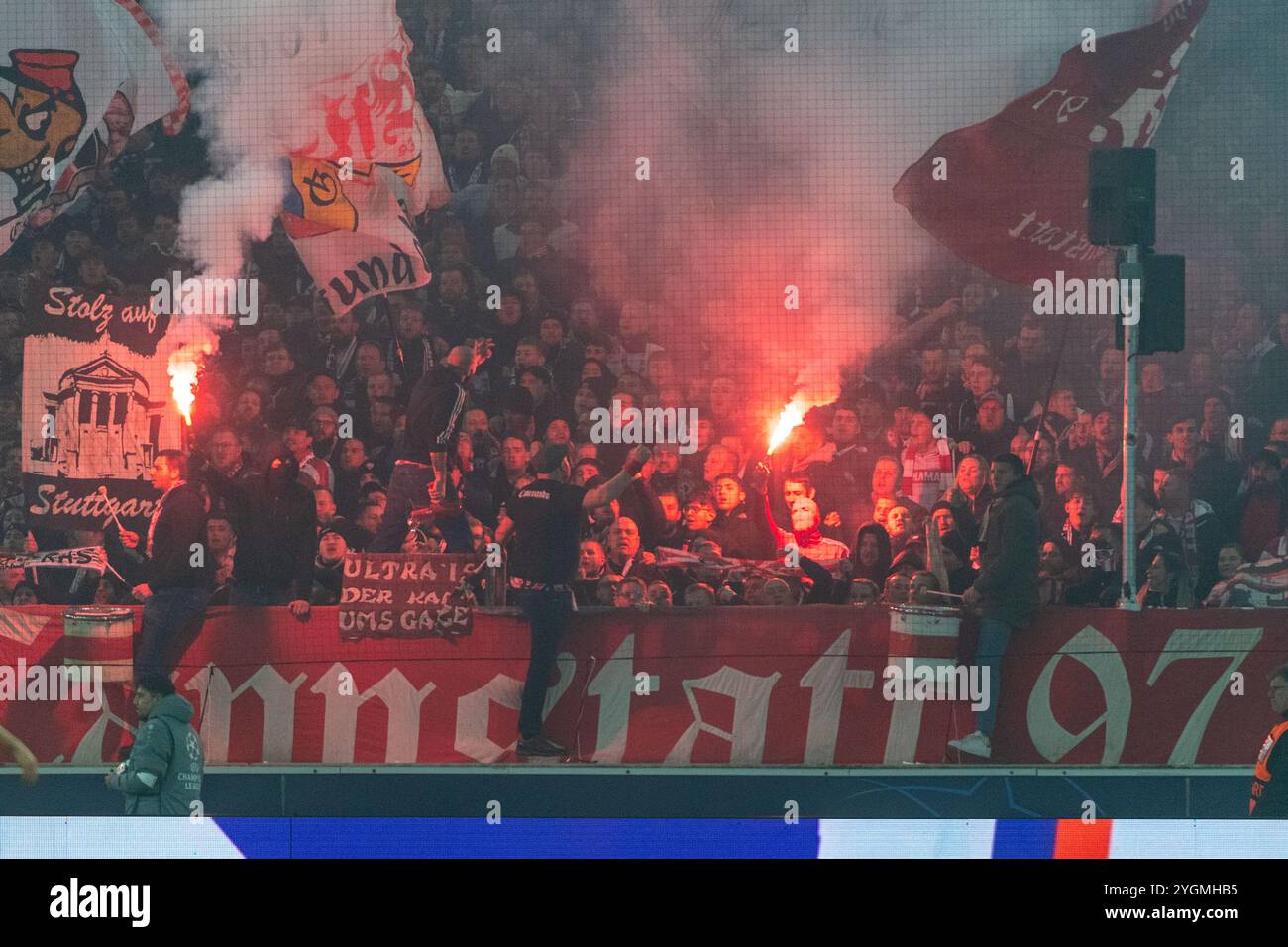 VfB Stuttgart Fans, Ultaras, Fankurve, Pyrotechnik, Bengalo ...