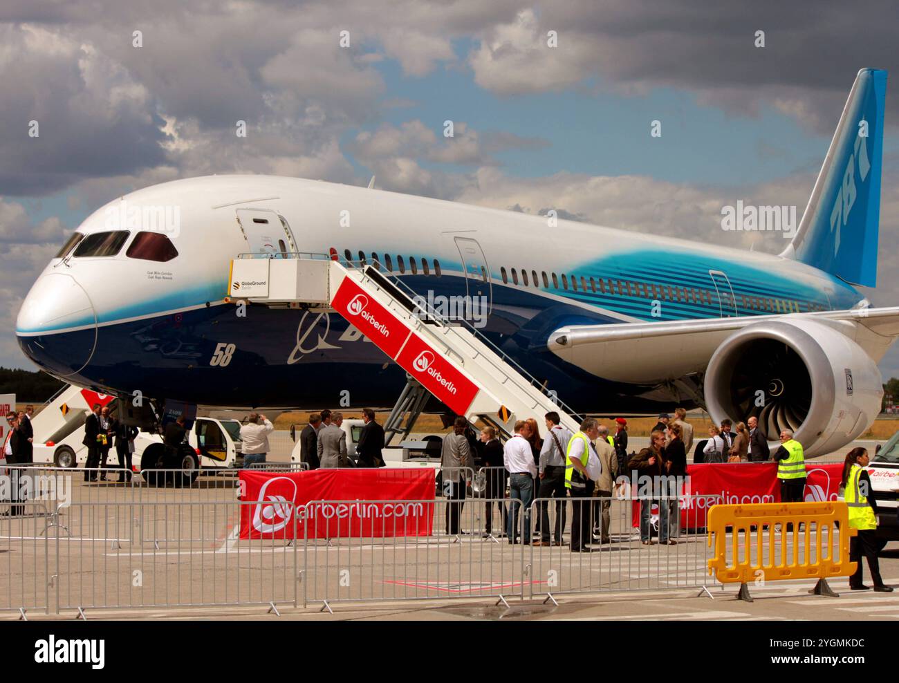 Cockpit- und Seitenansicht mit Rollbrücken zum Dreamliner 787 von ...