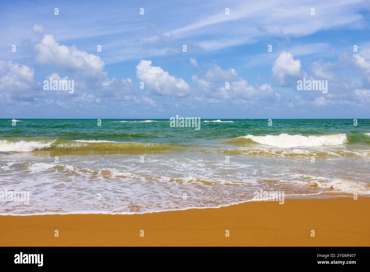 Empty sandy coast sea hi-res stock photography and images - Alamy