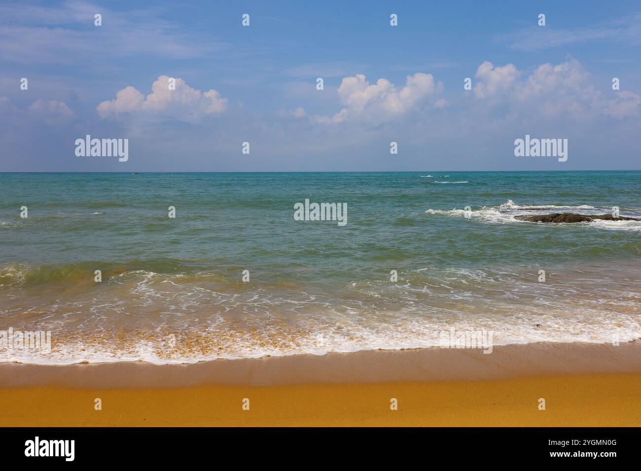 Empty sandy coast sea hi-res stock photography and images - Alamy