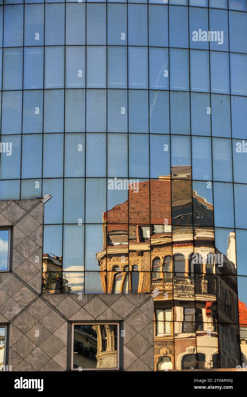 Vienna city modern downtown sunny hi-res stock photography and images ...