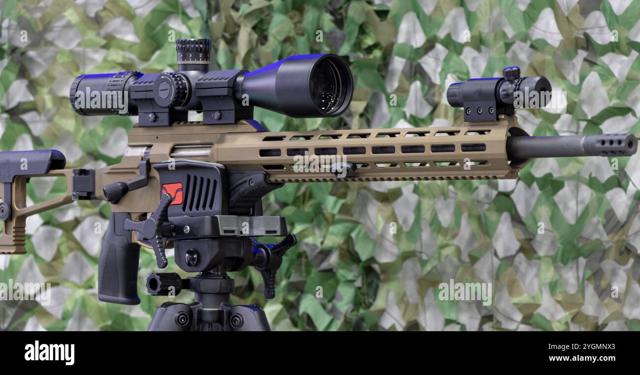 Modern sniper weapon. Binocular hunter shooting rifle Stock Photo - Alamy