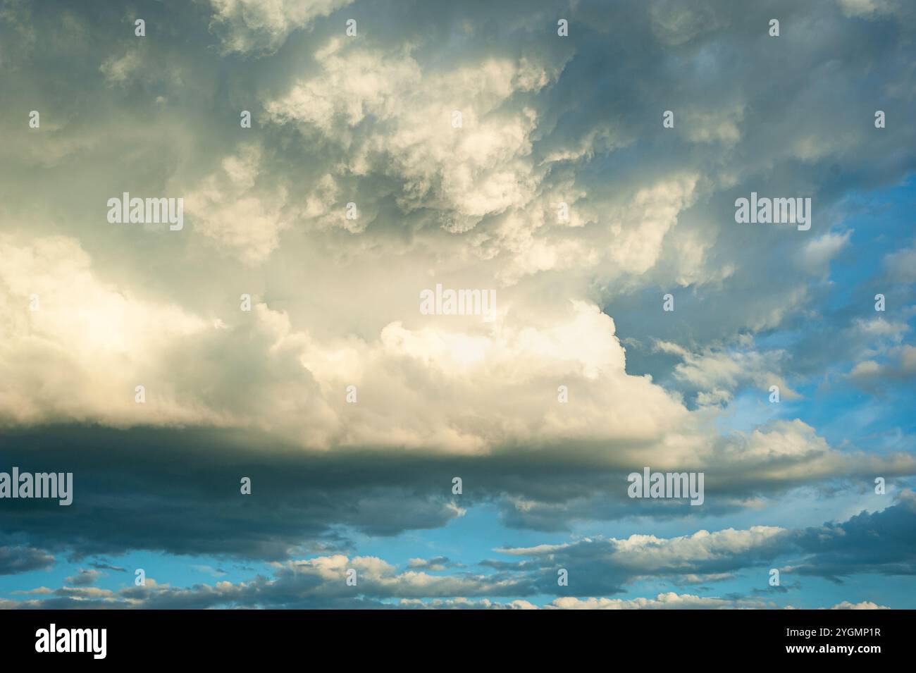 Distinct updraft of a storm cloud Stock Photo - Alamy