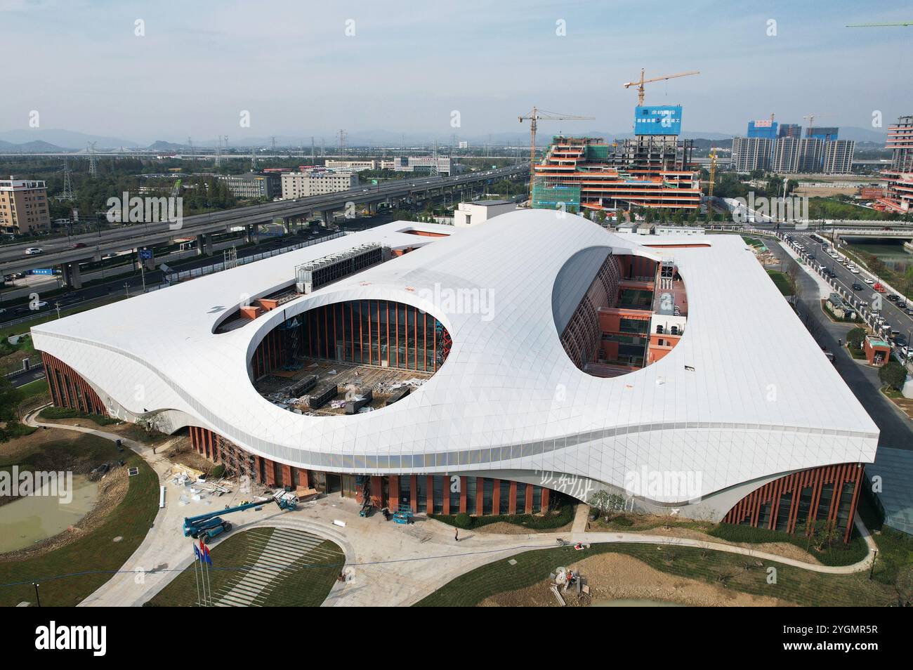 HANGZHOU, CHINA - NOVEMBER 8, 2024 - An aerial photo shows the install ...
