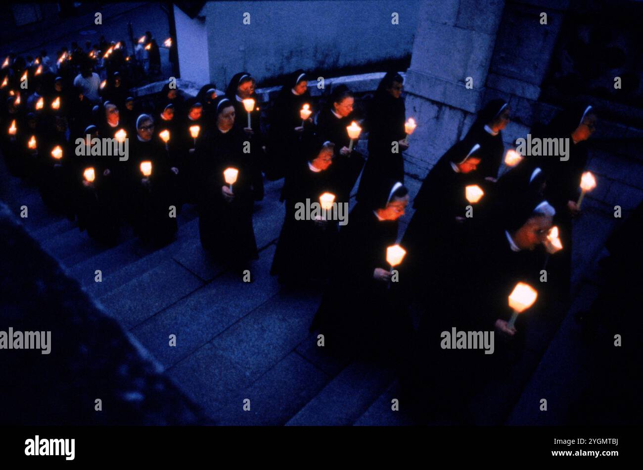 Many people long line hi-res stock photography and images - Alamy