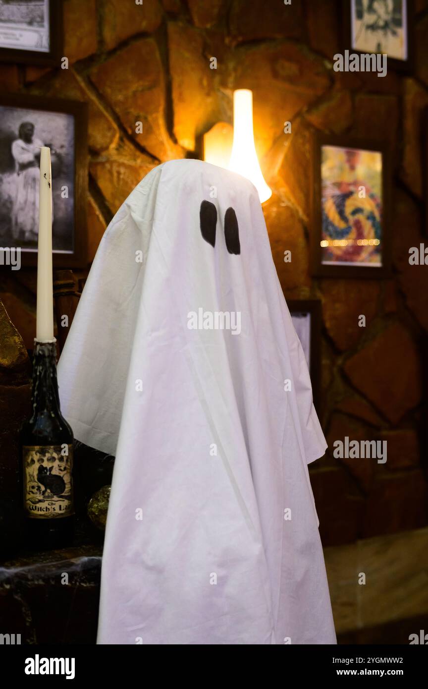 Sheet ghost artwork hi-res stock photography and images - Alamy