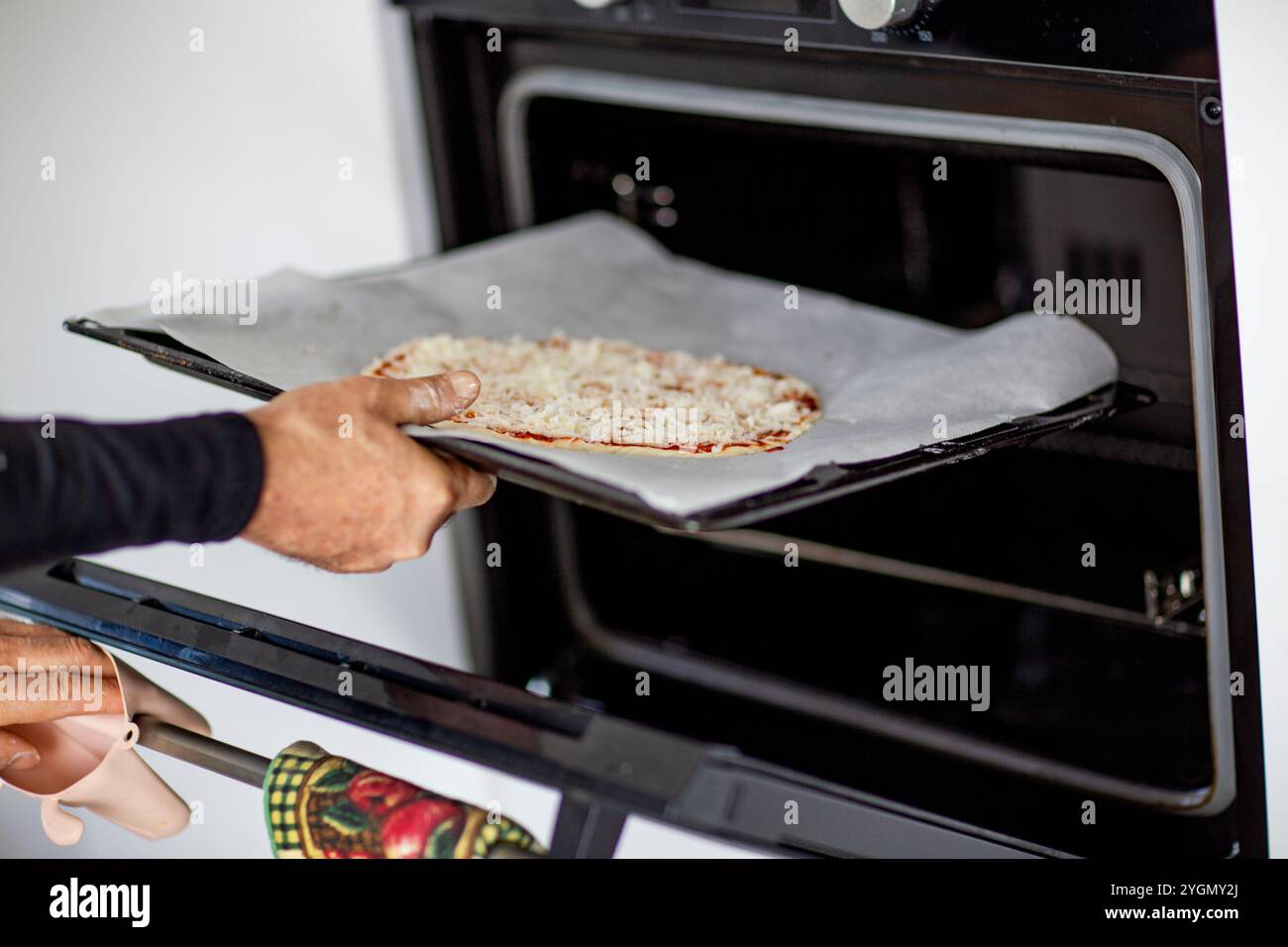 Chef putting pizza oven hi-res stock photography and images - Alamy