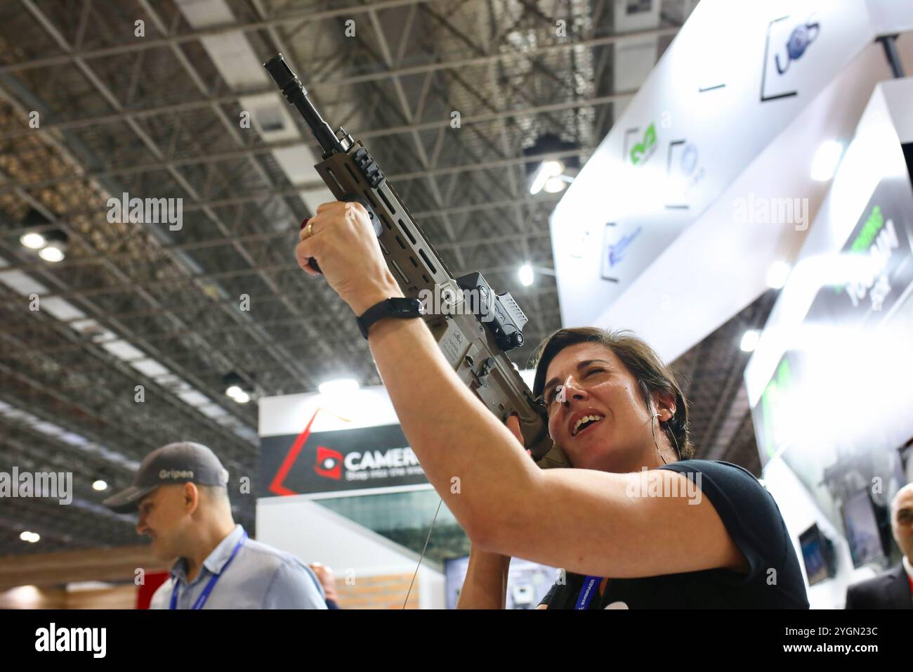 Women shooting weapons hi-res stock photography and images - Alamy
