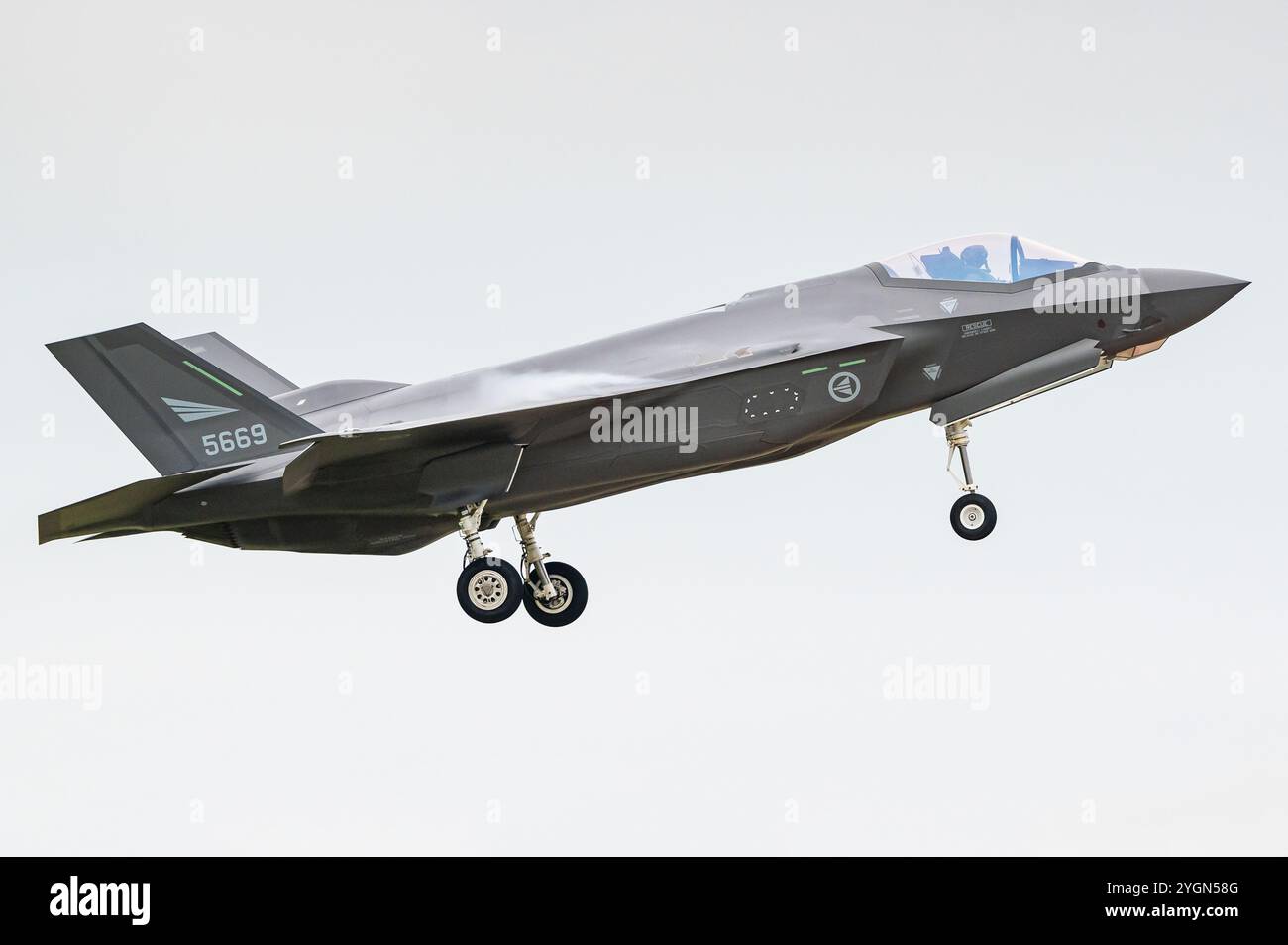 A Lockheed Martin F-35 Lightning II supersonic stealth strike fighter ...