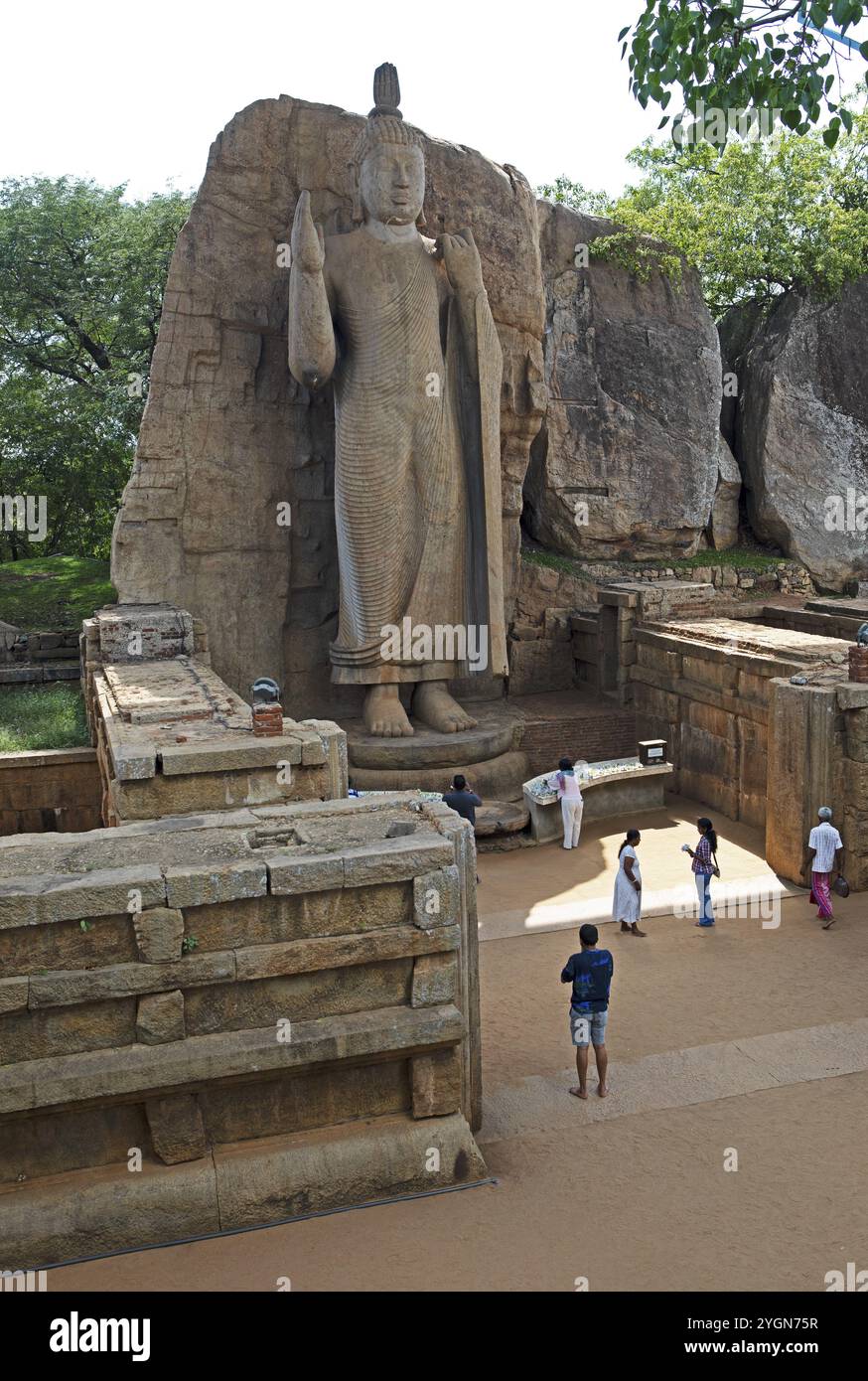 Sri Lankan pilgrims at the Avukana Buddha statue, Central Province, Sri ...