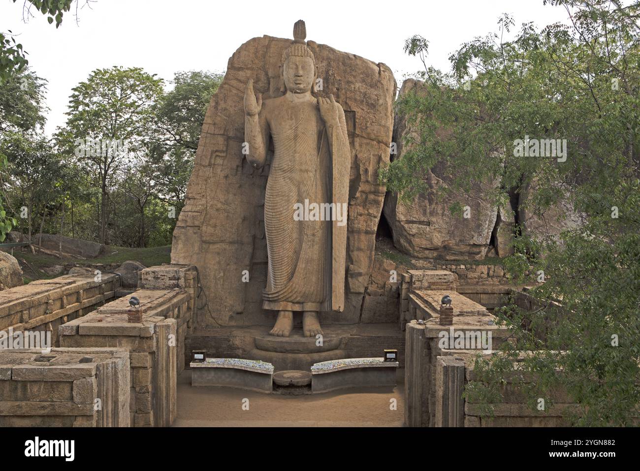 Avukana buddha statue sri lanka hi-res stock photography and images - Alamy