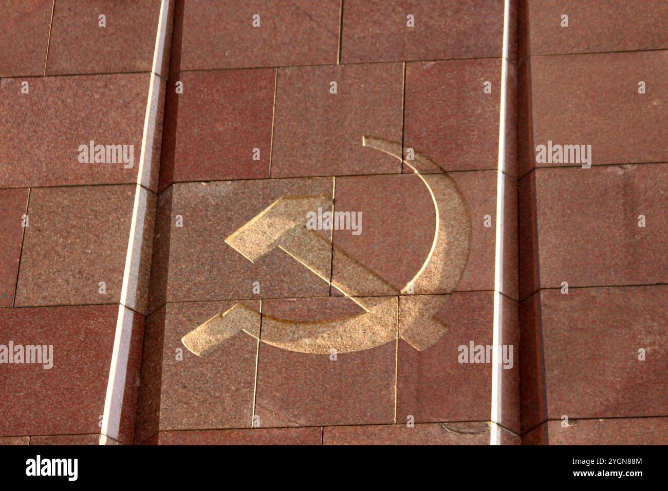 Auf der Granitwand der Gedenkstaette der Roten Armee in Berlin Treptow ...