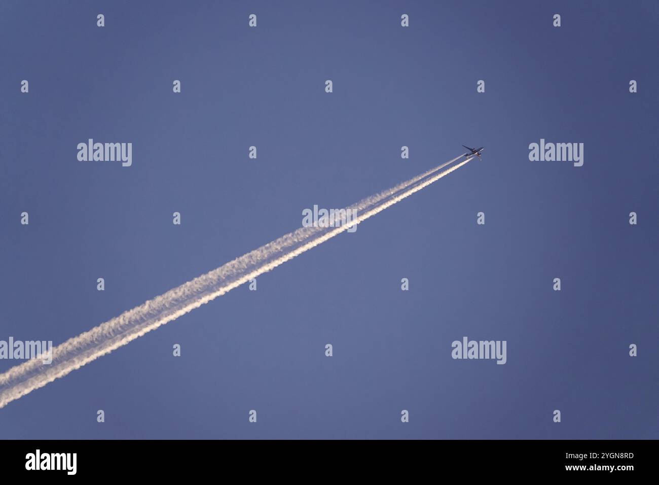 Air traffic vapour trails hi-res stock photography and images - Alamy