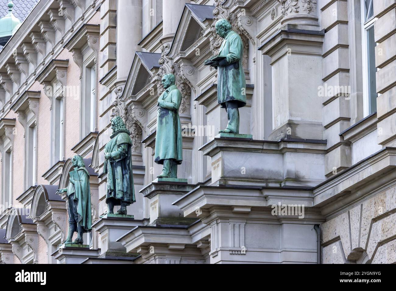 Sculptures above entry to building hi-res stock photography and images ...