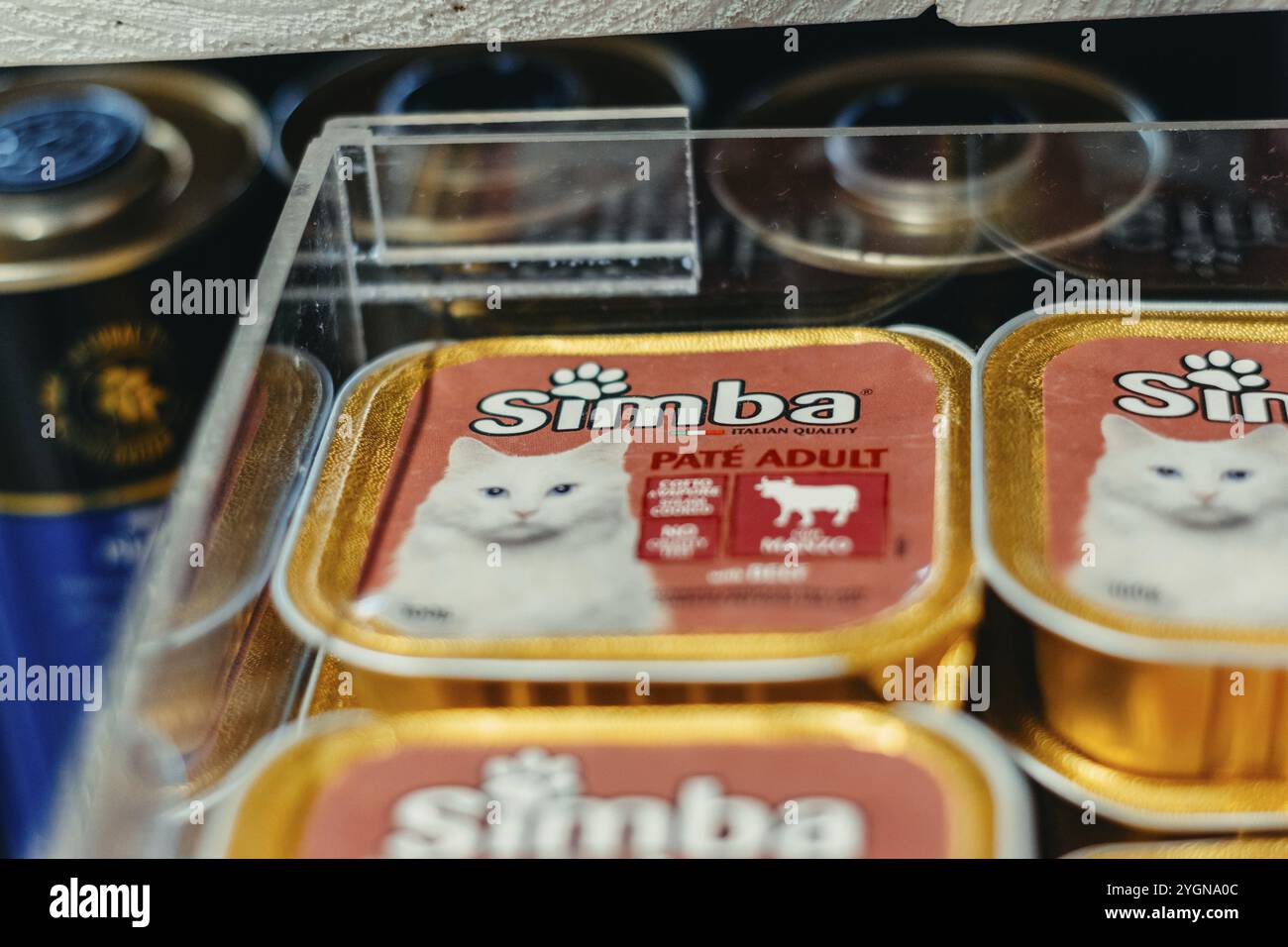 Store feeds hi-res stock photography and images - Alamy