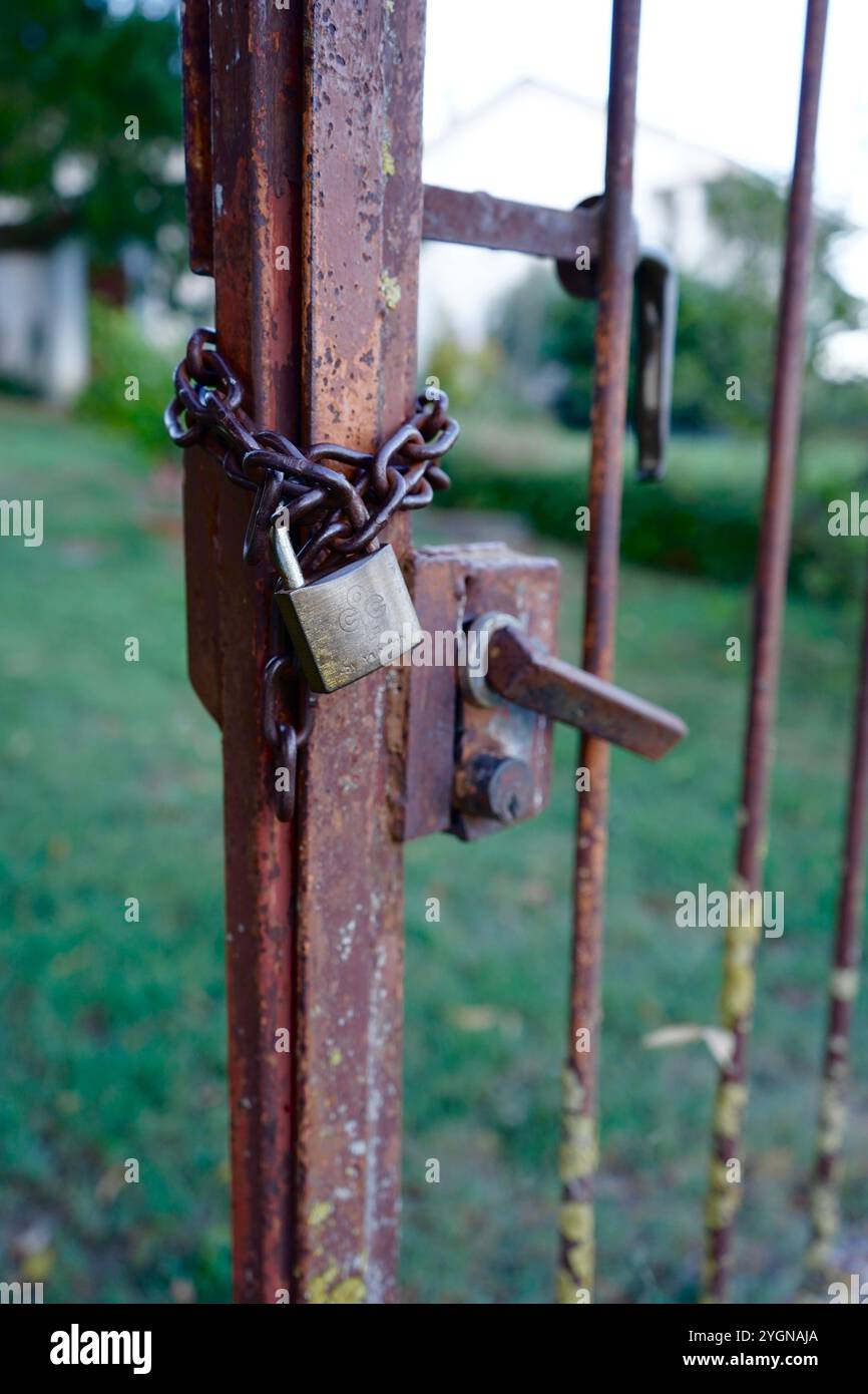 A locked gate Stock Photo - Alamy