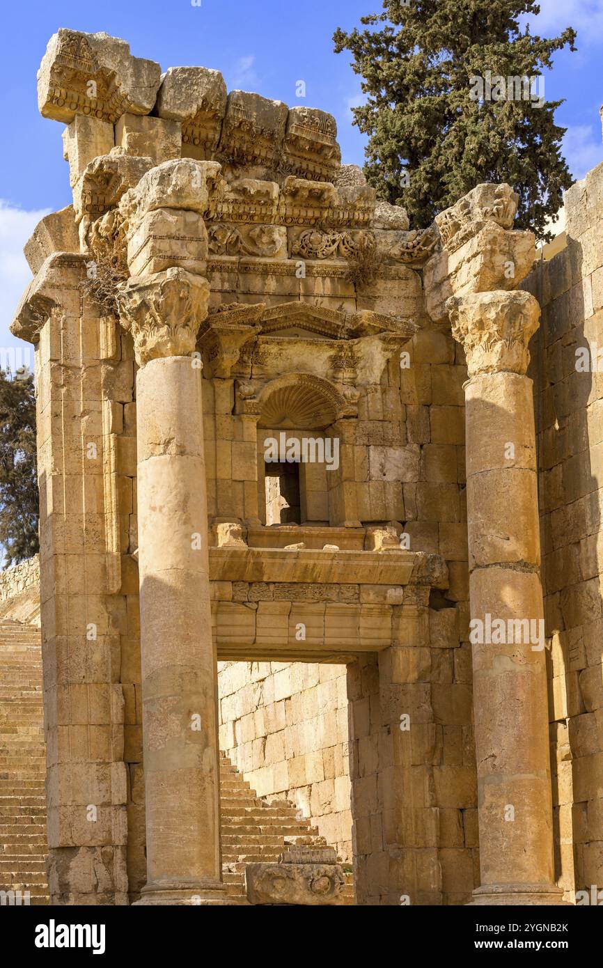 Jerash, Jordan, Columns of ancient street cardo maximus, Ancient Roman ...