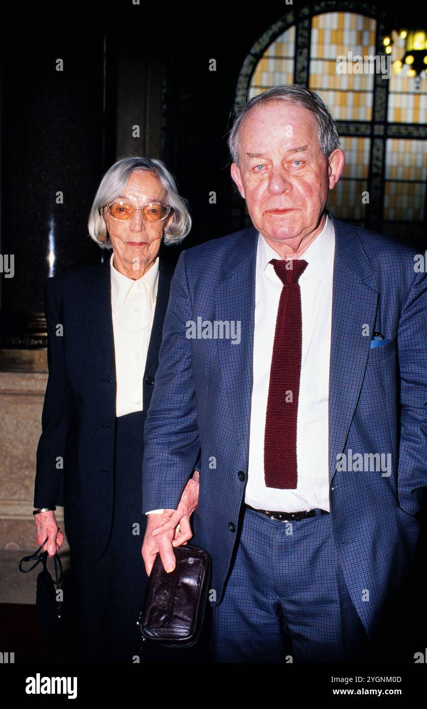 Schriftsteller Siegfried Lenz mit Ehefrau Liselotte, circa 1991 Stock ...