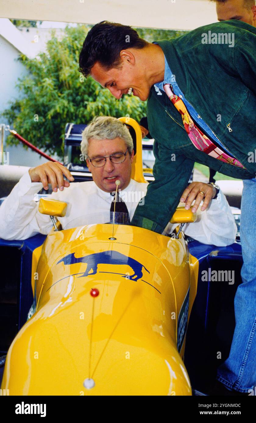 RTL Moderator Hans Meiser sitzt in einem Rennwagen, zur Freude von ...