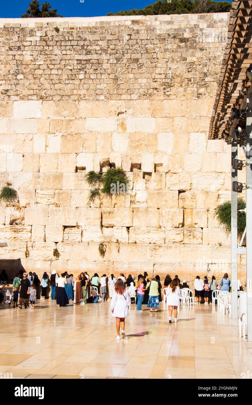 Womens section of the western wall hi-res stock photography and images ...