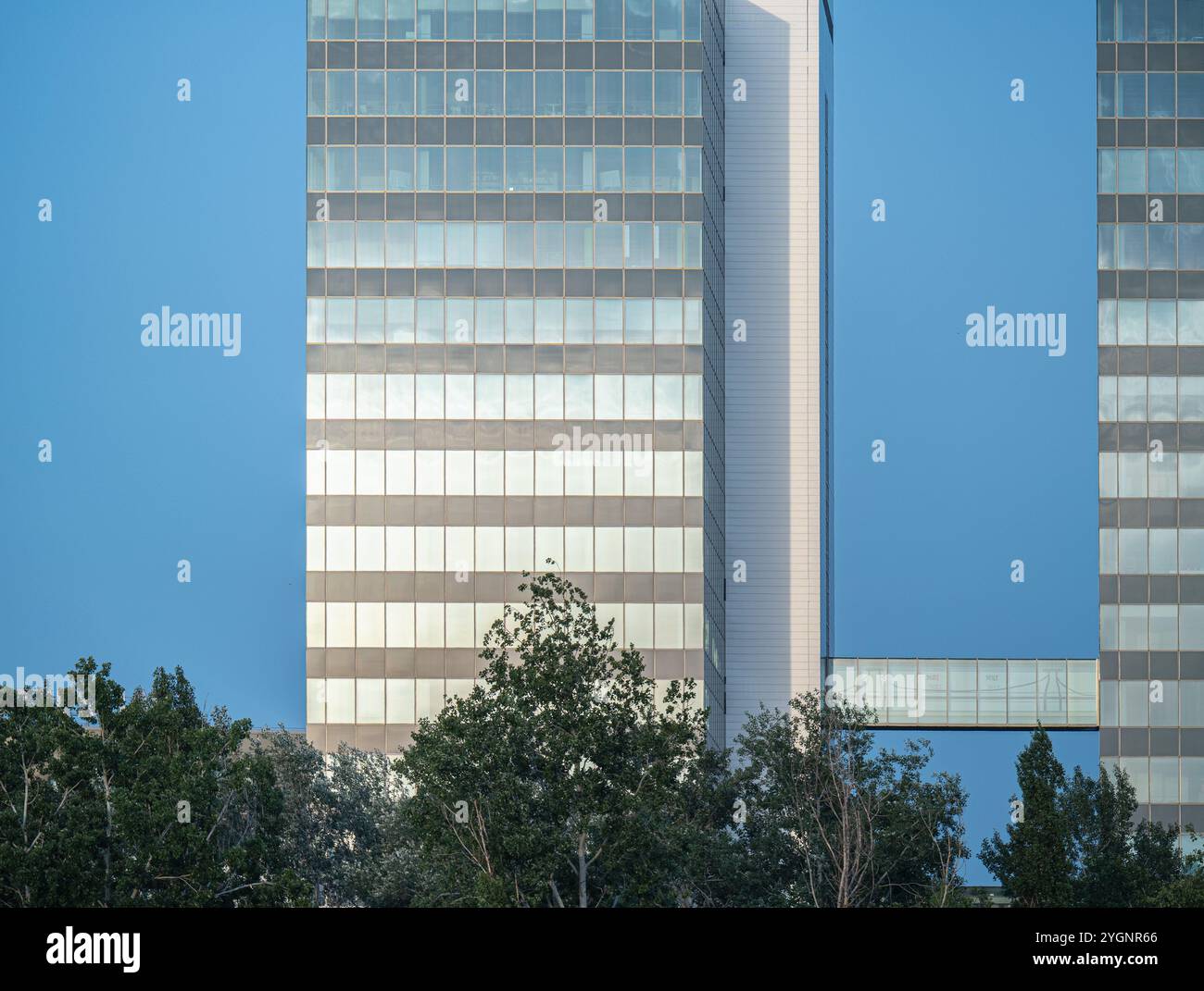 Duna Tower, Sleek Glass Facade of MetLife's Budapest Headquarters: A ...