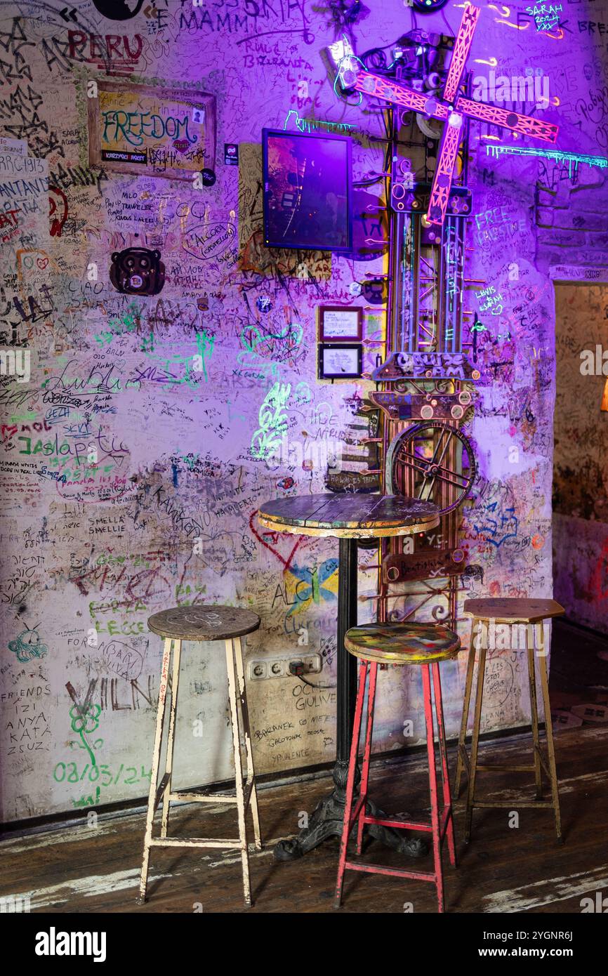 Ruins Bars in Budapest, creativity and art with Discarded Objects ...