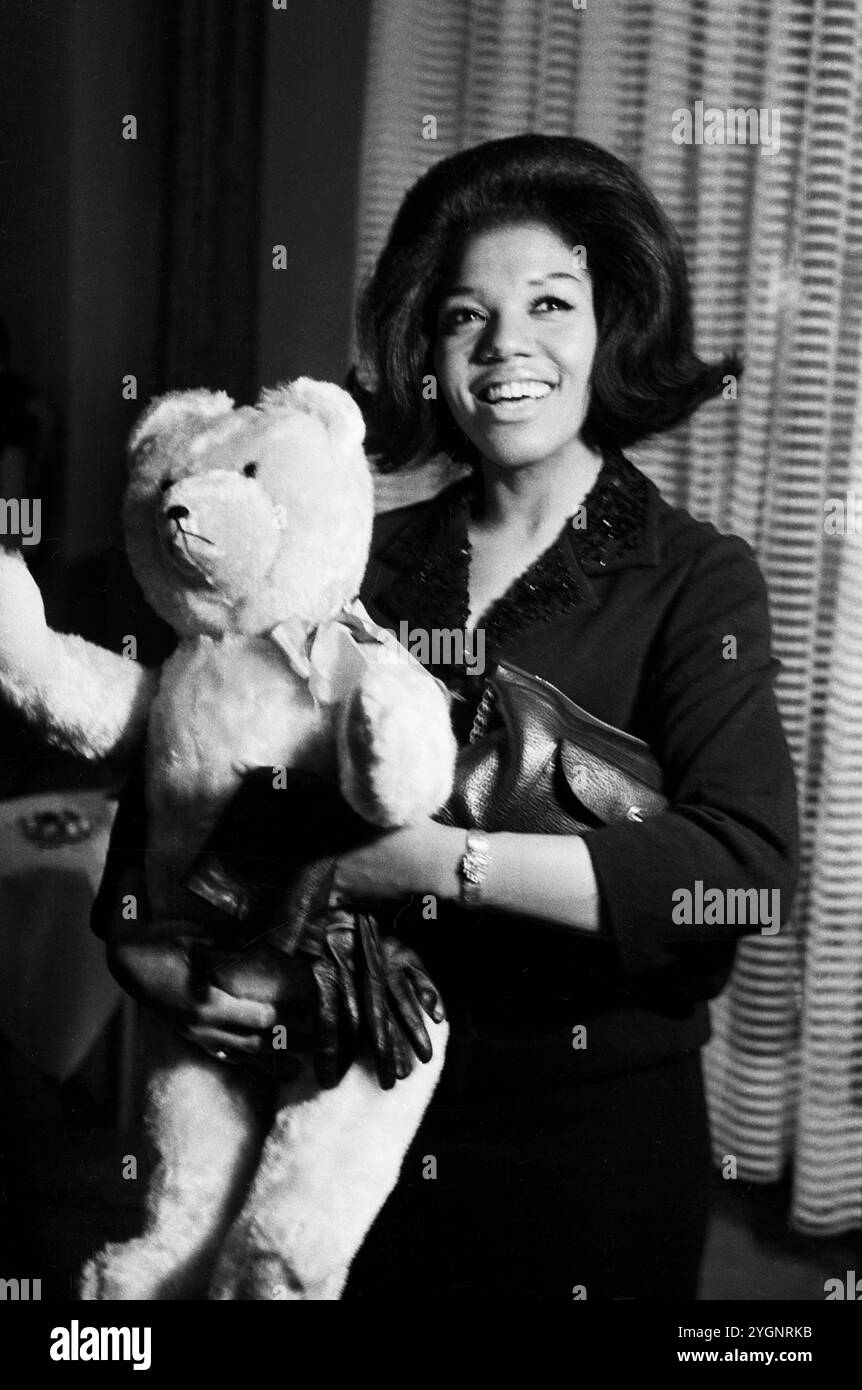 Die Sängerin Jewel Brown begleitet ihren Kollegen Louis Armstrong auf ...