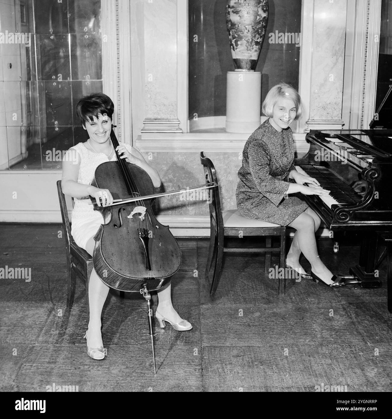 Massenorganisation Black and White Stock Photos & Images - Alamy