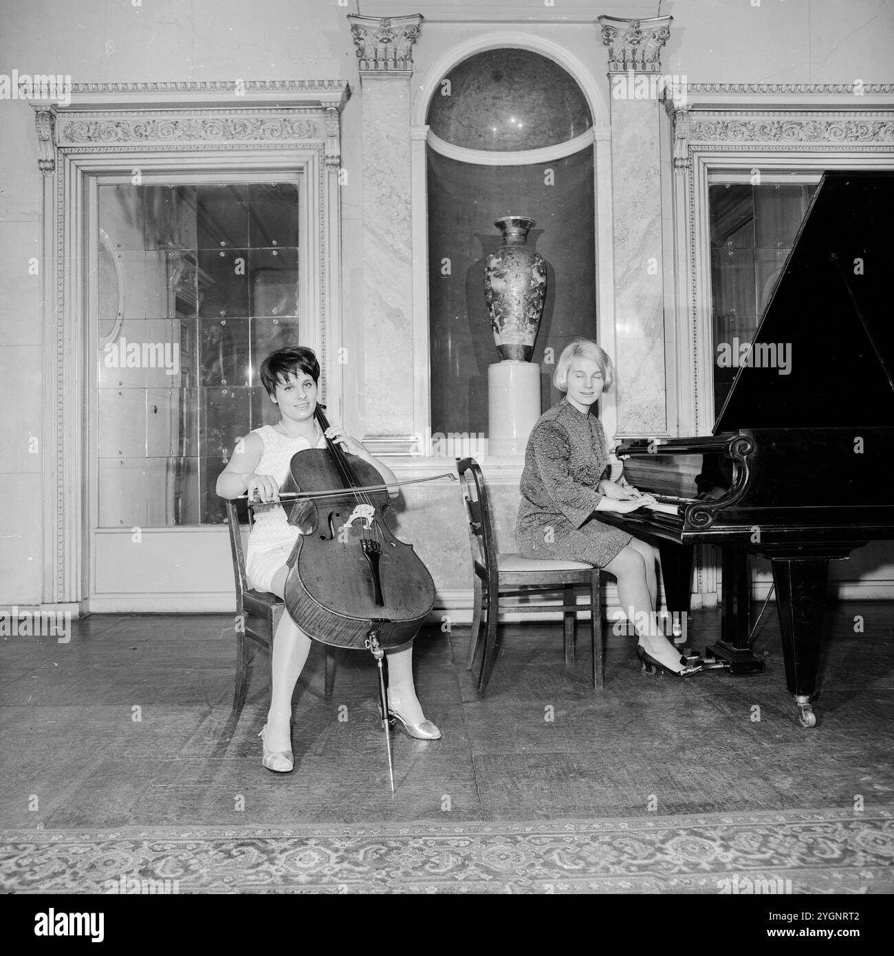 Das Duo Wikarski mit Cello und Klavier bei einem kleinen Auftritt im ...