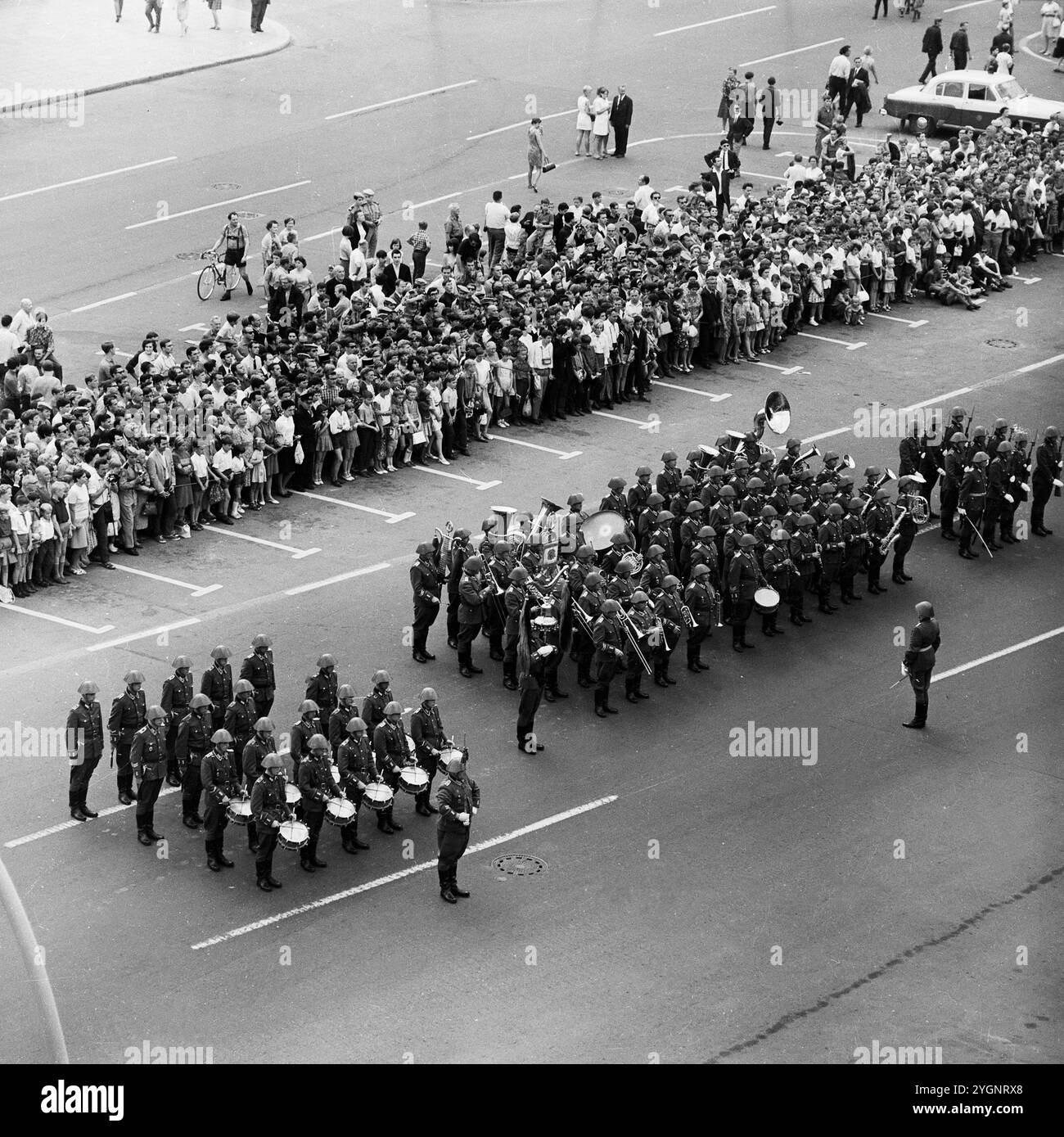 Parade der WV (Warschauer Vertrag) Armee mit Wachaufzug Unter den ...