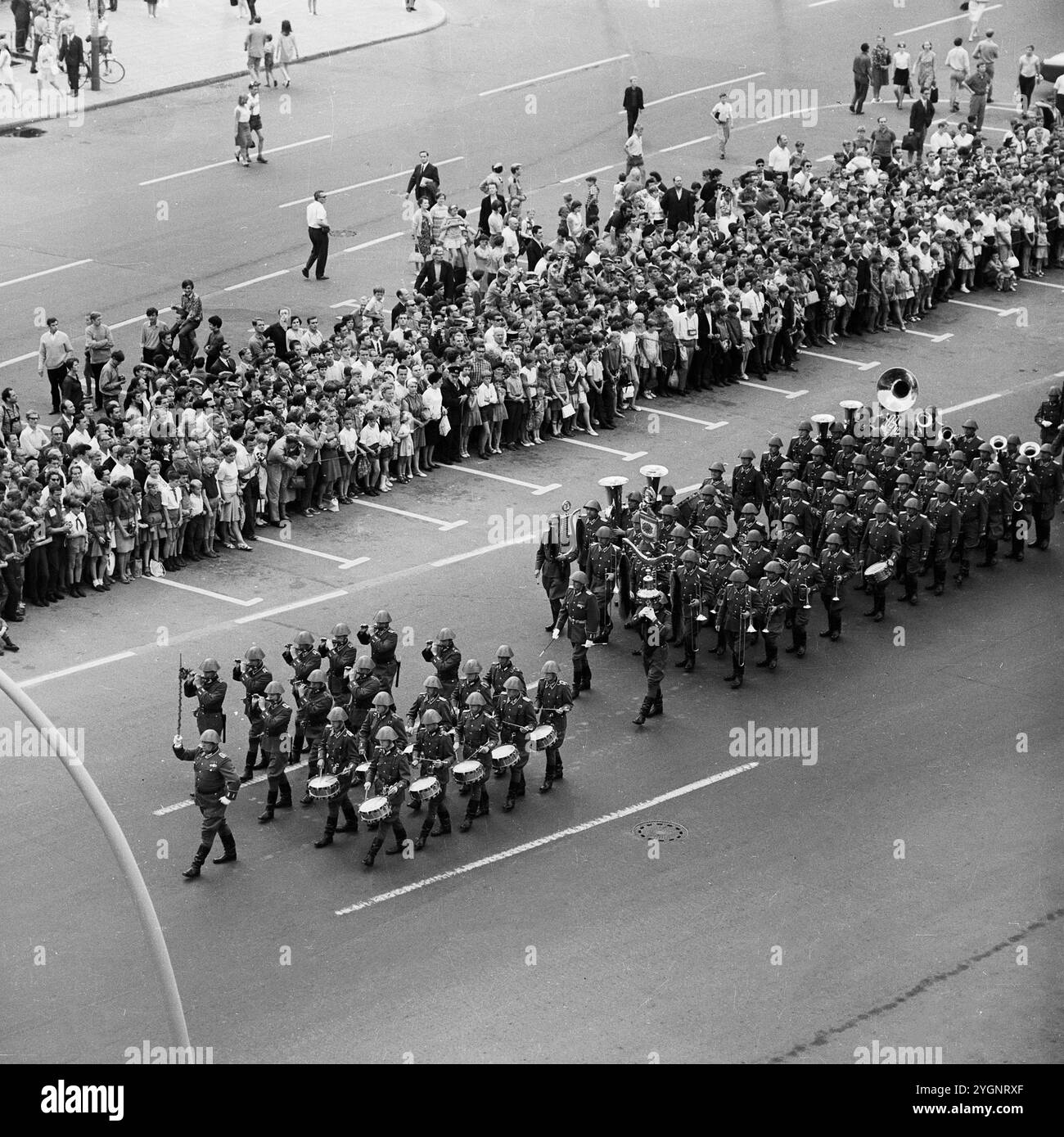 Ddr armee hi-res stock photography and images - Alamy