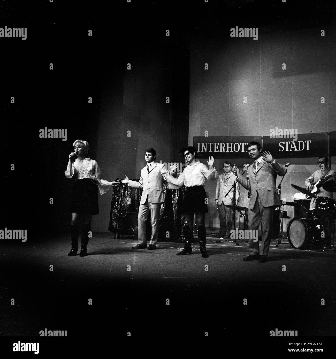 Das Neudert Ensemble unter der Leitung von Roland Neudert, bei einem Auftritt im Maxim Gorki ...