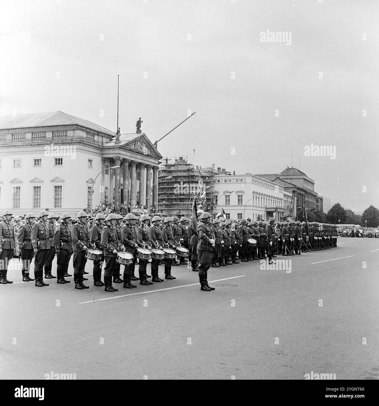 Parade der WV (Warschauer Vertrag) Armee mit Wachaufzug des Musikzugs ...