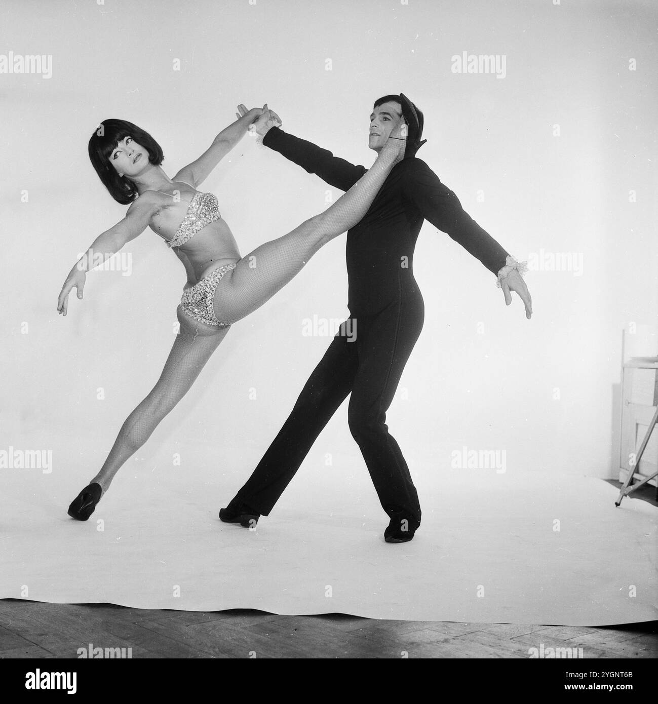 Edina Balogh, ungarische Schauspielerin, beim Ballett mit Partner im Fotostudio in Ost Berlin ...