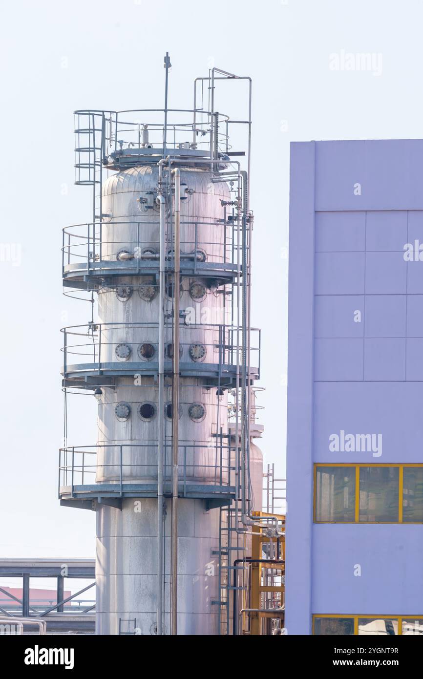 Distillation distillation column refinery hi-res stock photography and ...