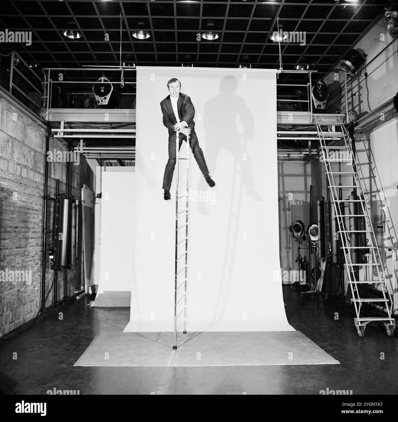 Der Balanceartist Gerd Wendel aus dem Staatszirkus der DDR, bei einer ...
