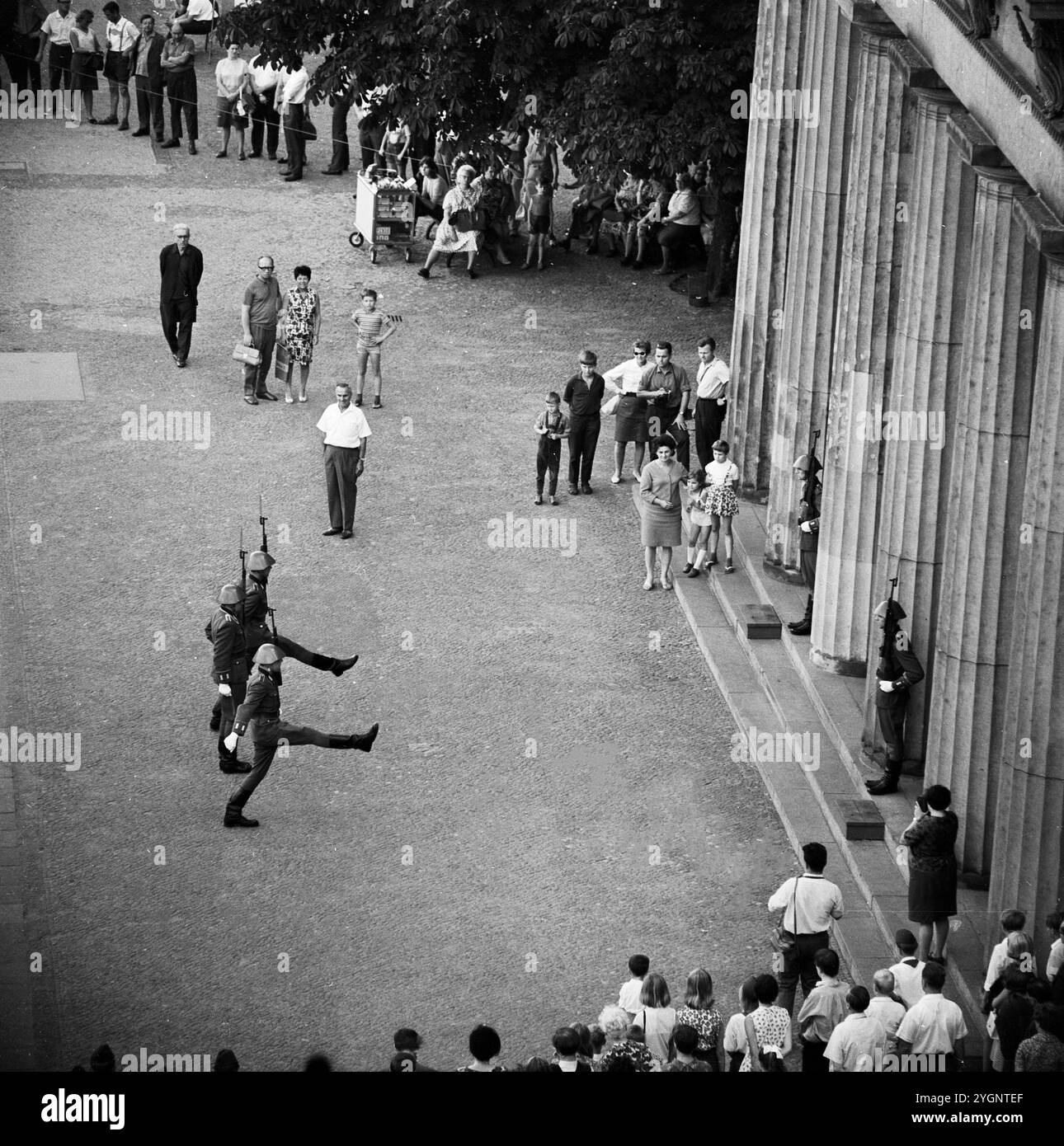 WV (Warschauer Vertrag) Nationale Volksarmee beim Wachwechsel der ...