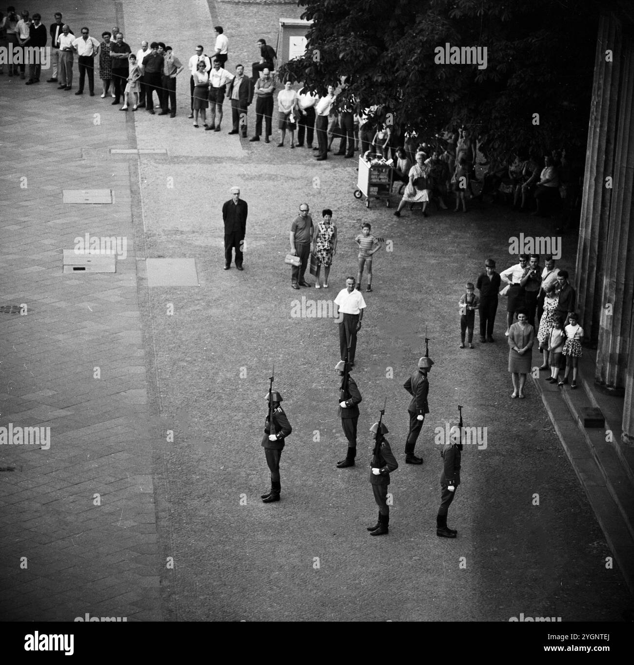 WV (Warschauer Vertrag) Nationale Volksarmee beim Wachwechsel der ...