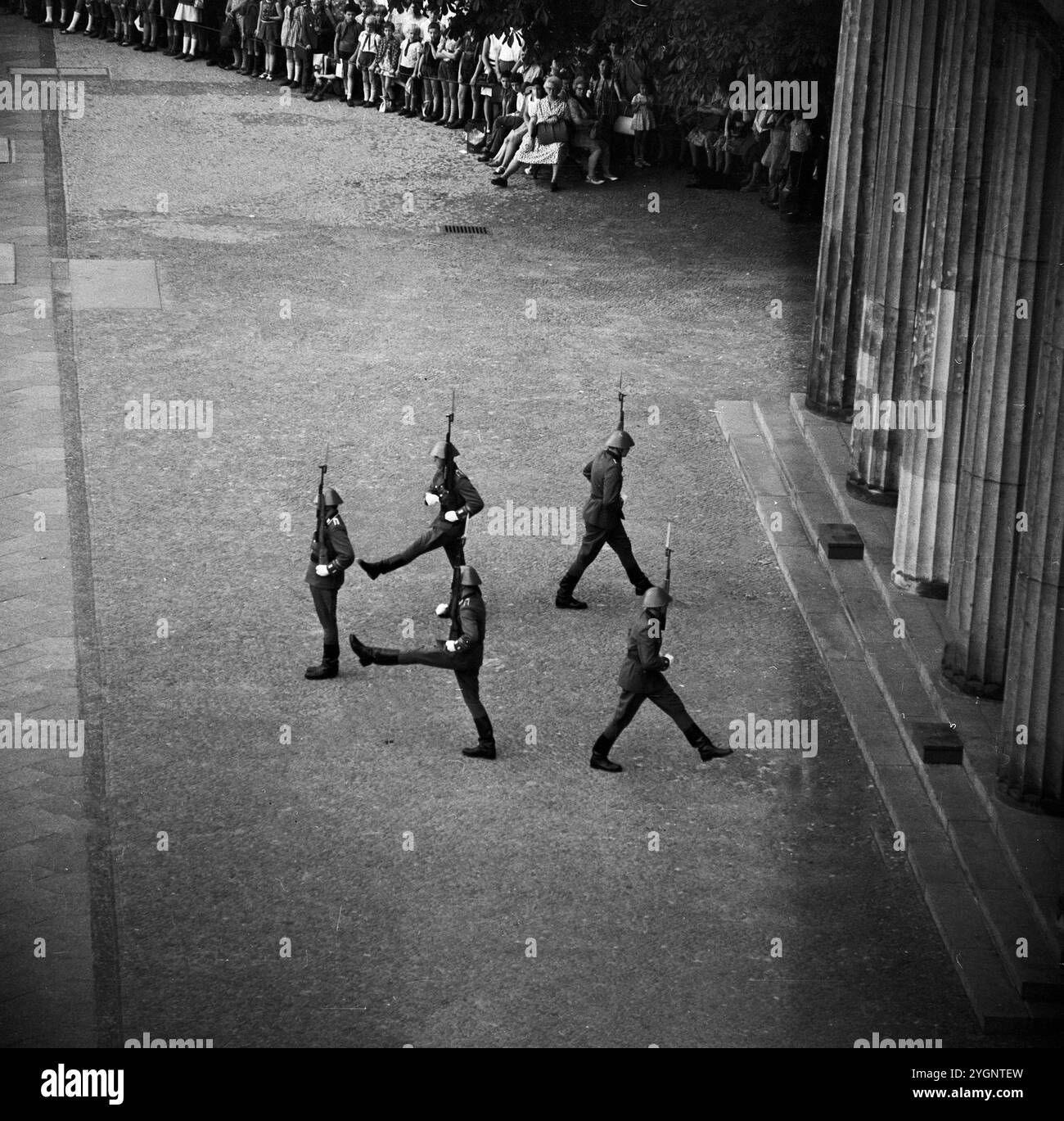 WV (Warschauer Vertrag) Nationale Volksarmee beim Wachwechsel der ...