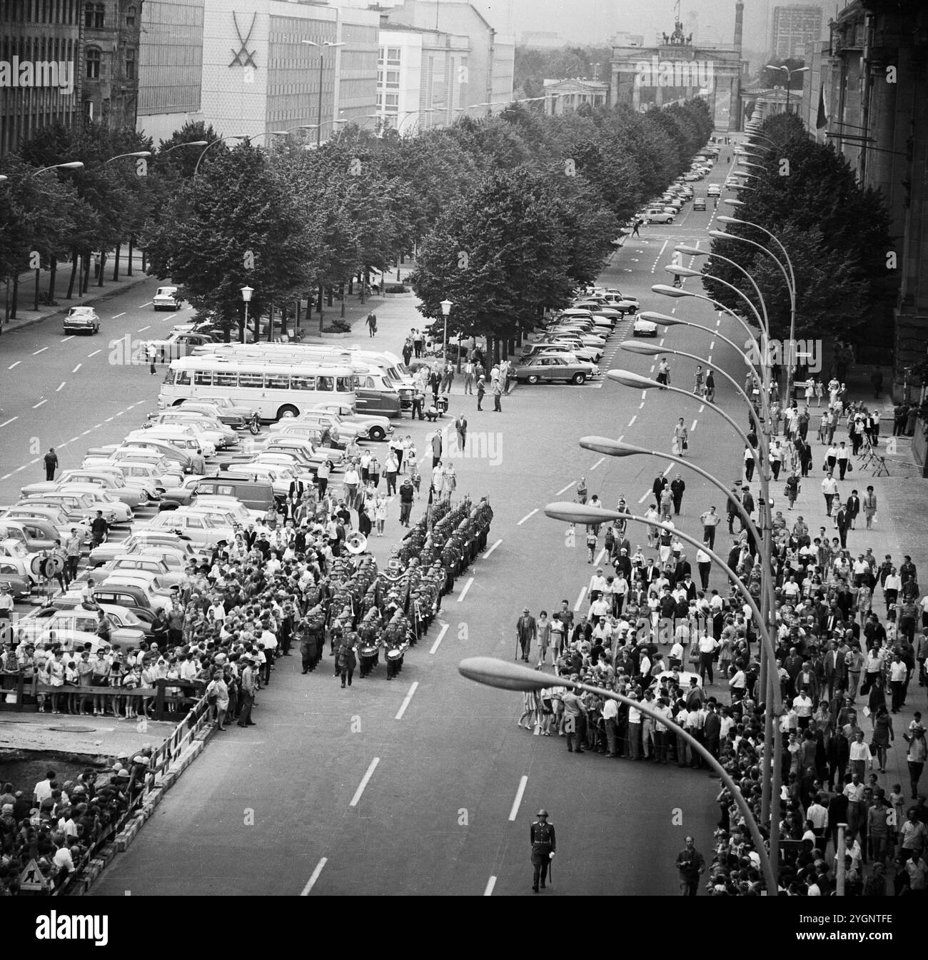 WV (Warschauer Vertrag) Nationale Volksarmee mit Wachaufzug auf dem Weg ...