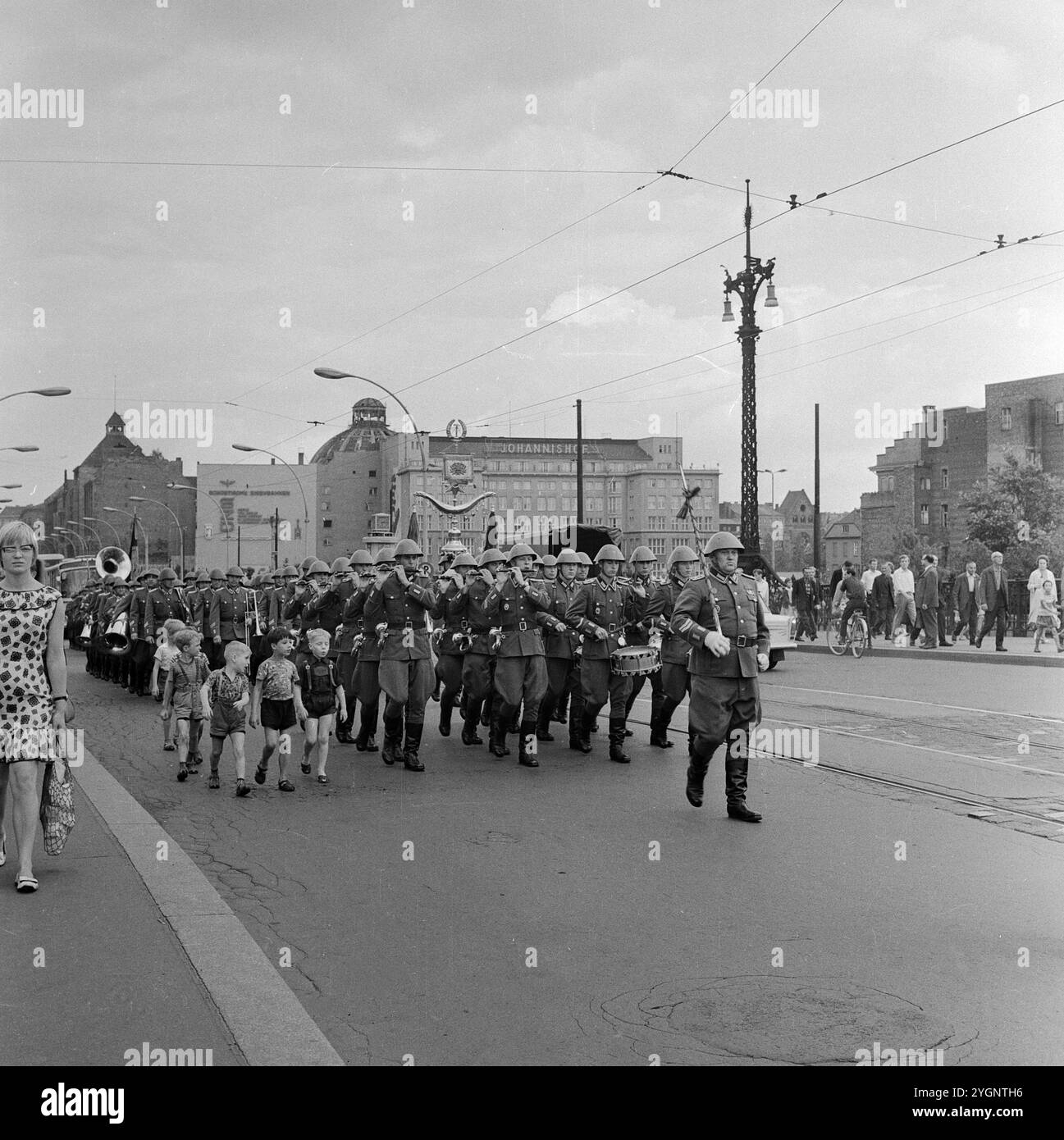 WV (Warschauer Vertrag) Nationale Volksarmee mit Wachaufzug auf dem Weg ...