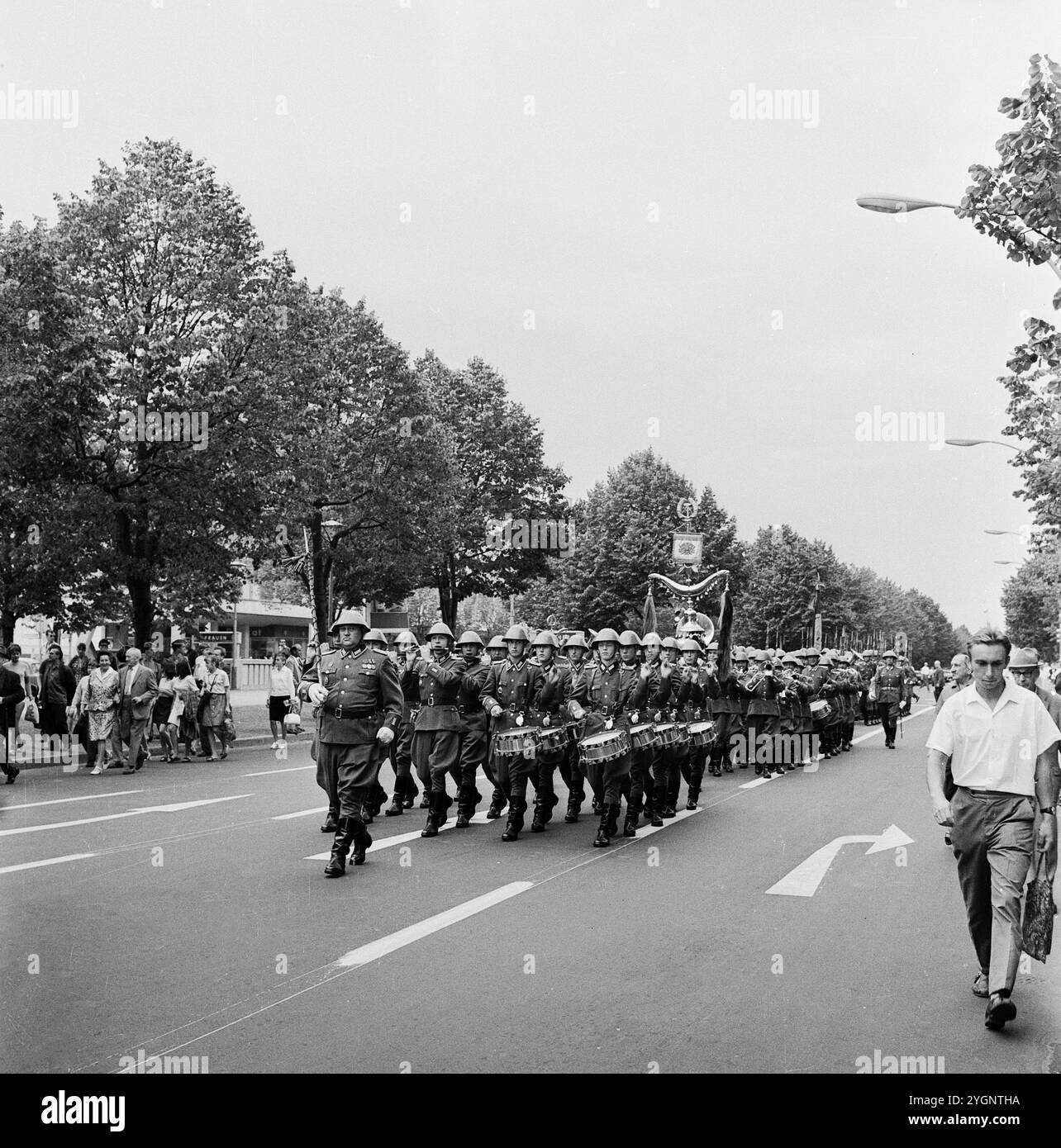 WV (Warschauer Vertrag) Nationale Volksarmee mit Wachaufzug auf dem Weg ...