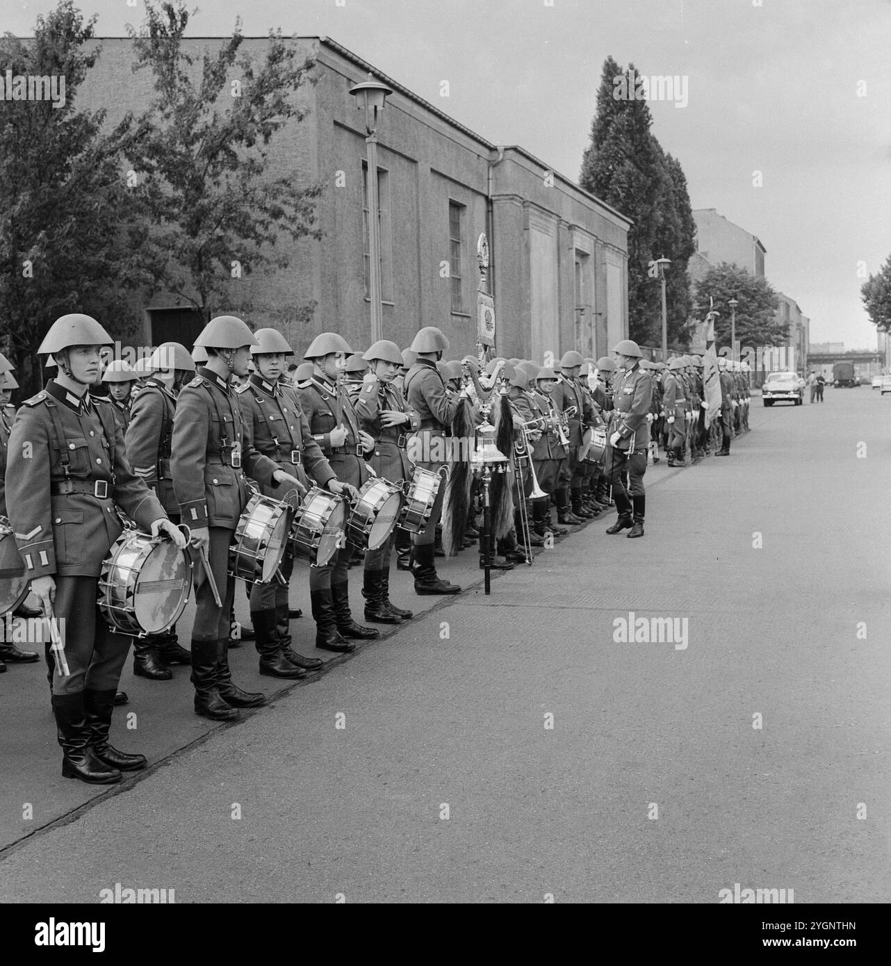 WV (Warschauer Vertrag) Nationale Volksarmee mit Wachaufzug auf dem Weg ...