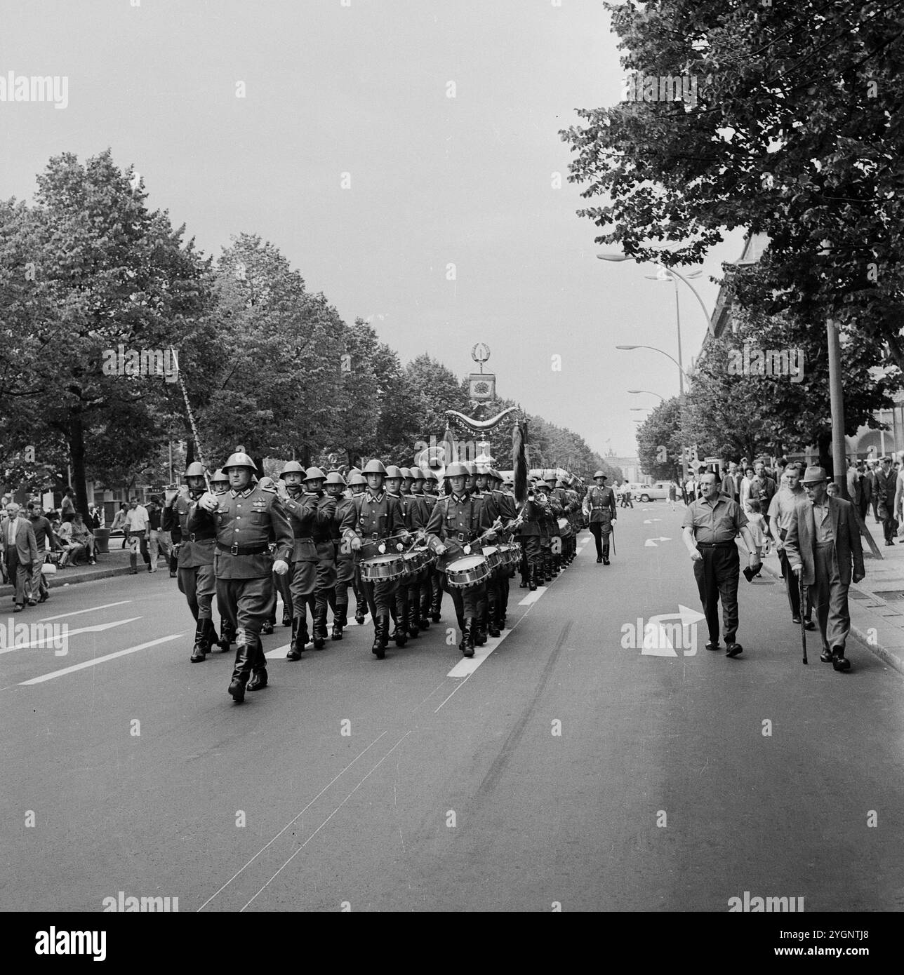 WV (Warschauer Vertrag) Nationale Volksarmee mit Wachaufzug auf dem Weg ...