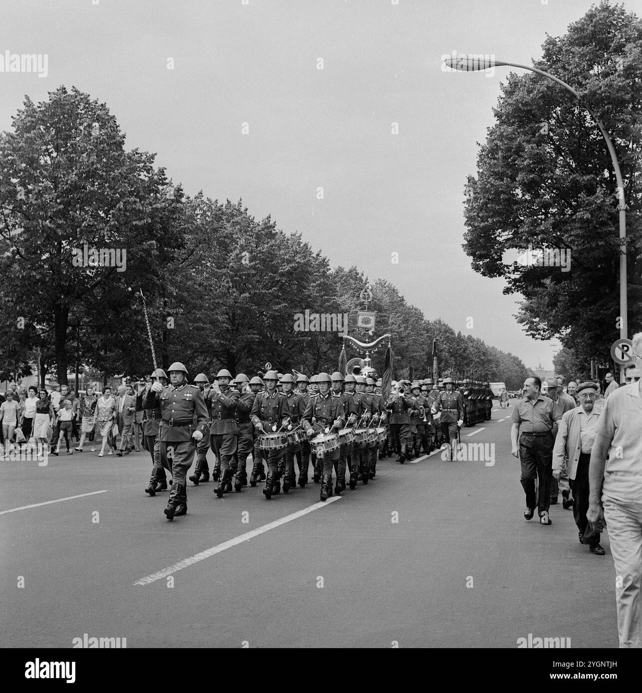 WV (Warschauer Vertrag) Nationale Volksarmee mit Wachaufzug auf dem Weg ...