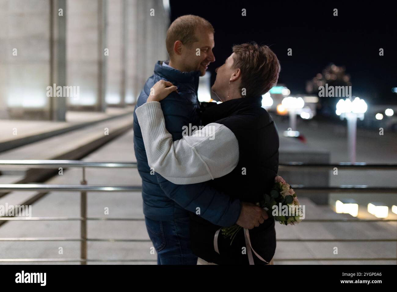 Couple walks through city night hi-res stock photography and images - Alamy