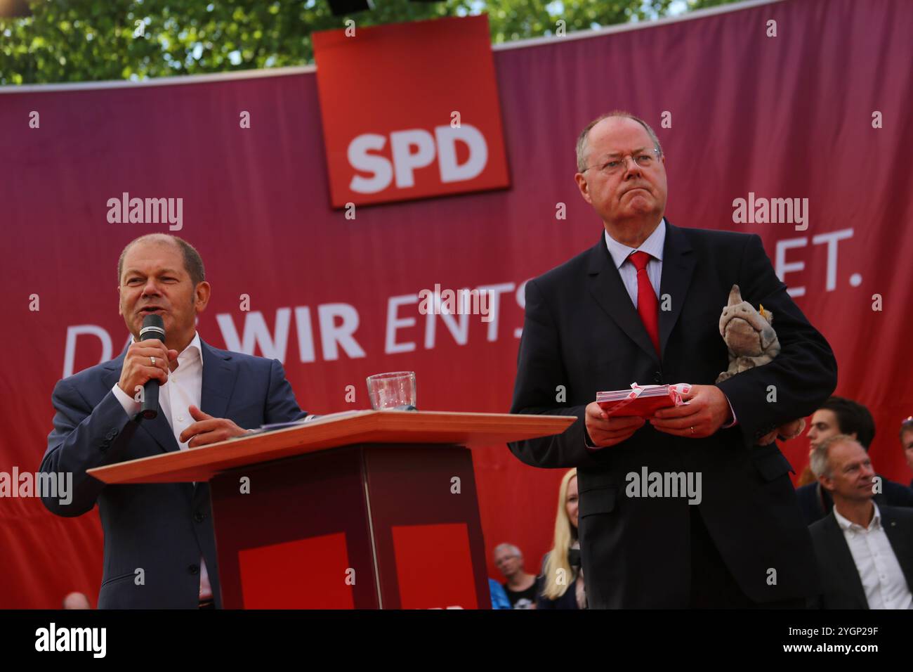 Olaf Scholz und Peer Steinbrück bei einer Wahlkampfveranstaltung Stock ...